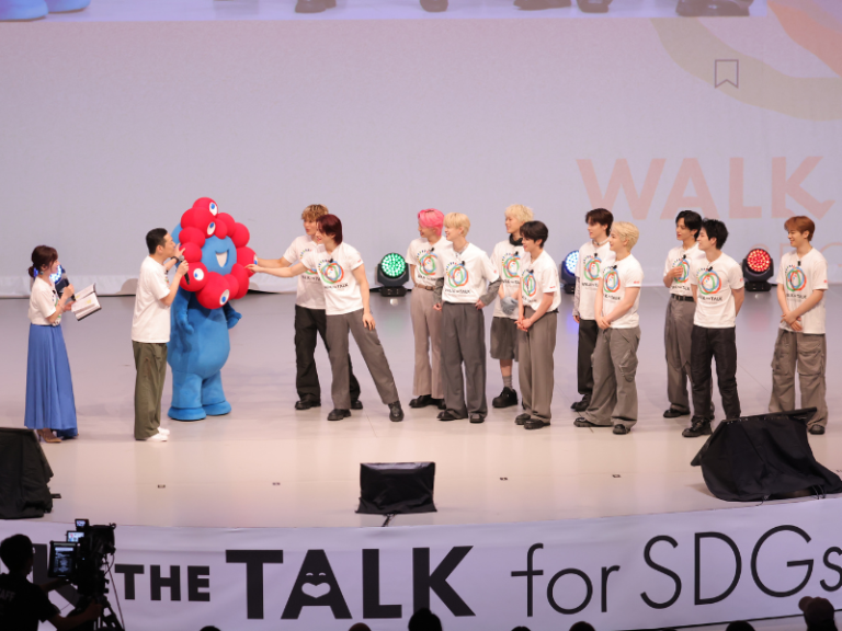 万博会場全体が笑顔でひとつに！『Walk the Talk for SDGs in EXPO2025 UN&YOSHIMOTO』が開幕！ | FANY Magazine – EXPOニュースくん
